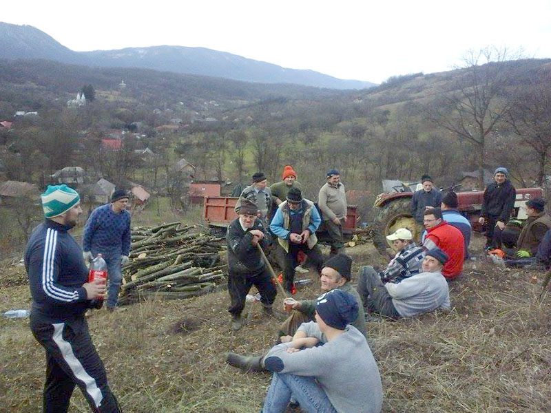 Curăţenie în cimitirele din Brebeni - Graiul Maramureșului
