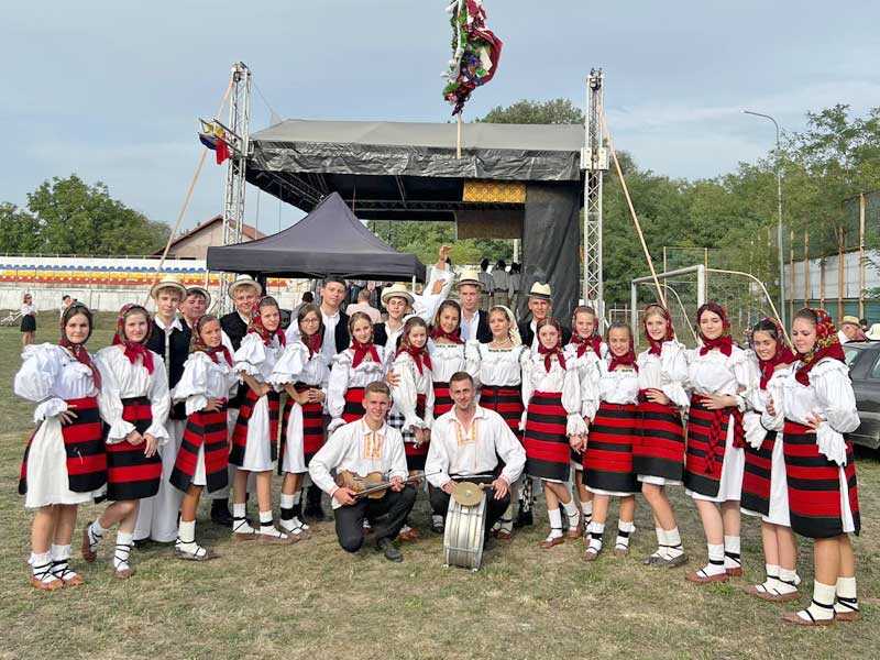 Trofeul unui concurs de folclor din Iași a ajuns în Petrova - Graiul ...